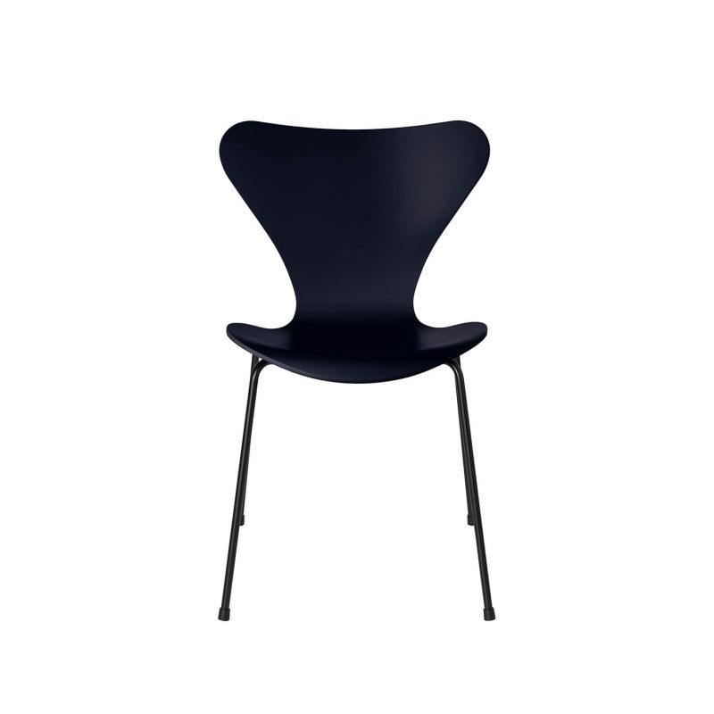 Den ikoniske Syver Stol 3107 af Arne Jacobsen - Køb den her
